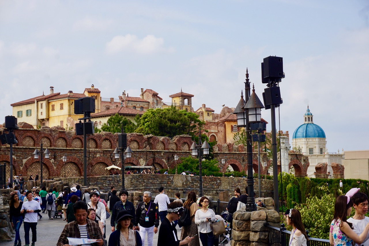 7 Great Disney Queues – Disney Insights