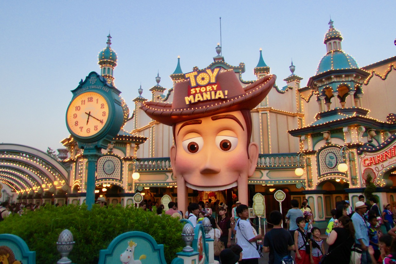 7 Great Disney Queues – Disney Insights