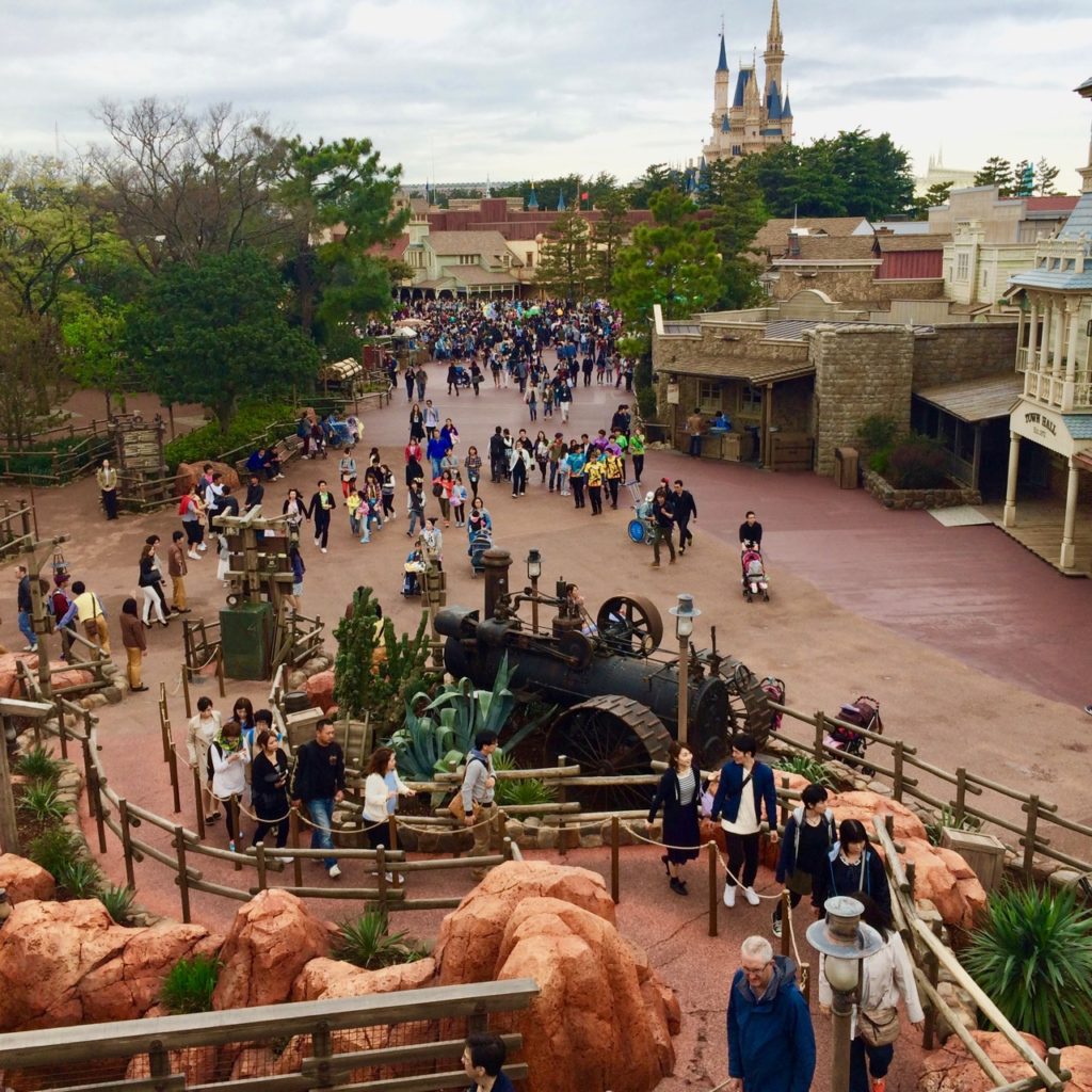 7 Great Disney Queues – Disney Insights